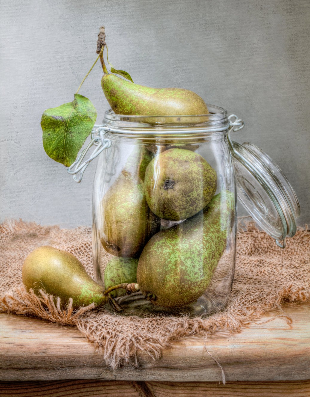 Green pears in glass jar | Jigsaw King